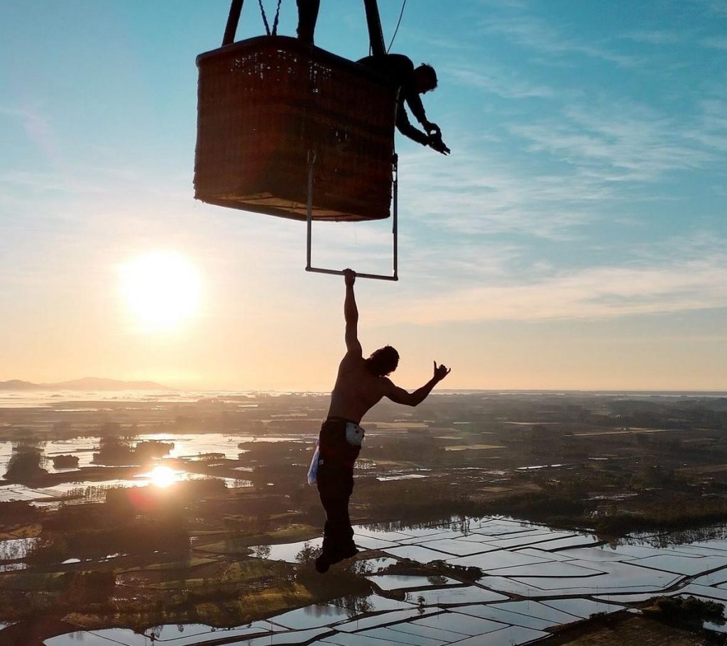 El influencer Gero Arias hará mañana el reto viral de 300 dominadas suspendido en el arco ...